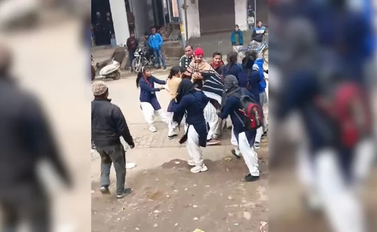 बॉयफ्रेंड के लिए मारपीट : एक दूसरे के खींचे बाल, चले लात घूंसे | UP ...