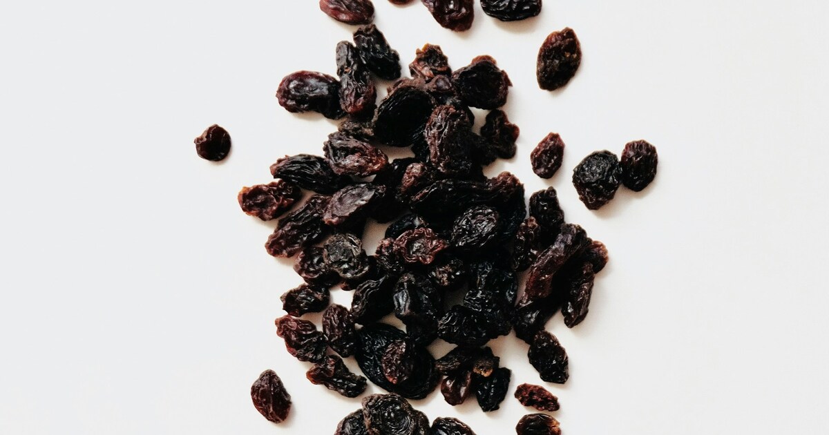 Health Benefits OF Eating Soaked Raisins