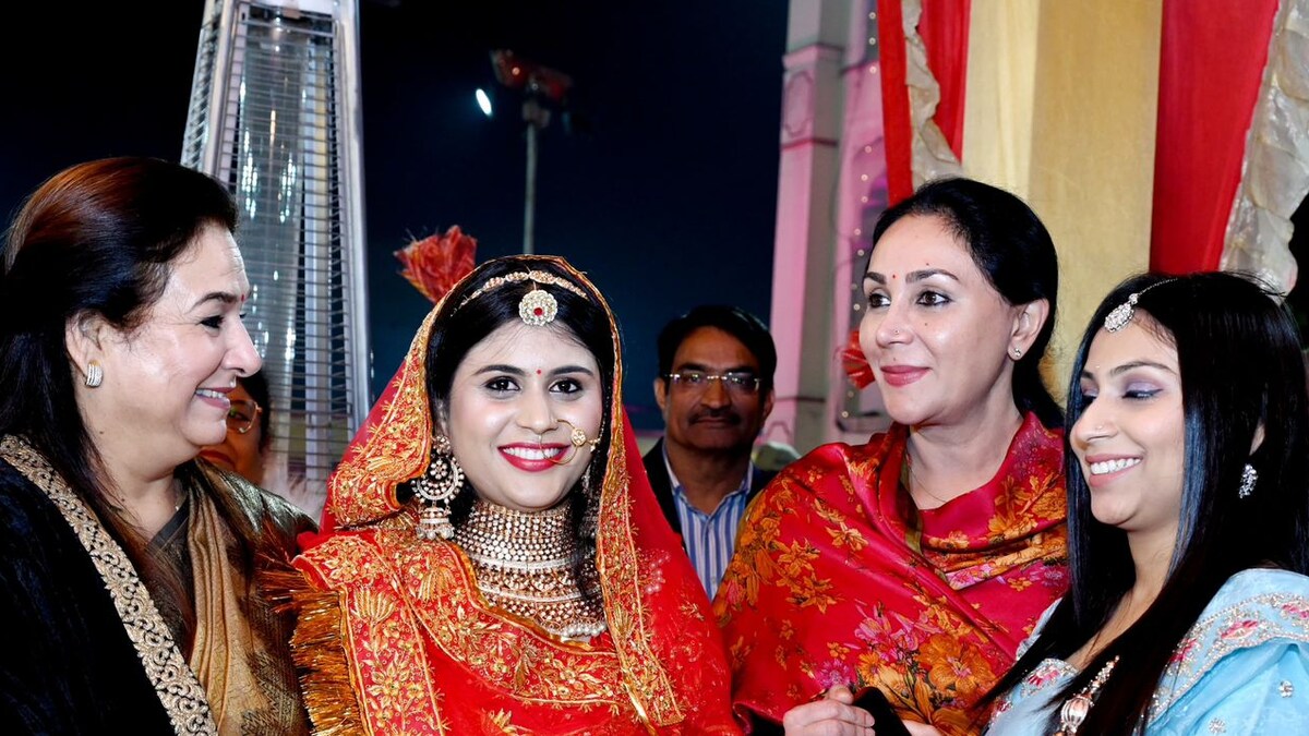 71 लोगों के साथ पिता की हुई थी मौत, संघर्ष में बीता जीवन, शादी में ...