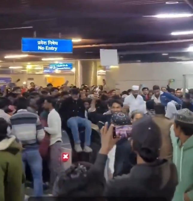 Delhi Metro Clarifies After Viral Video Shows Passengers Jumping Over ...