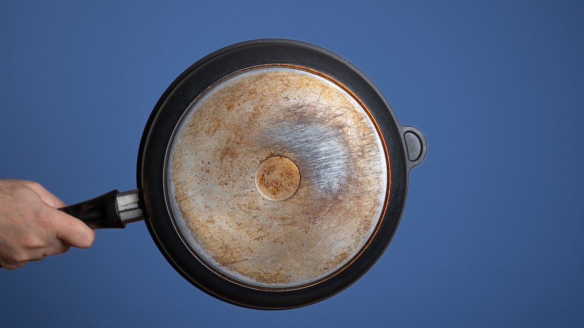 5 Easy Hacks To Clean Burnt Pans And Make Them Shine Again Without Scrubbing - NDTV Food