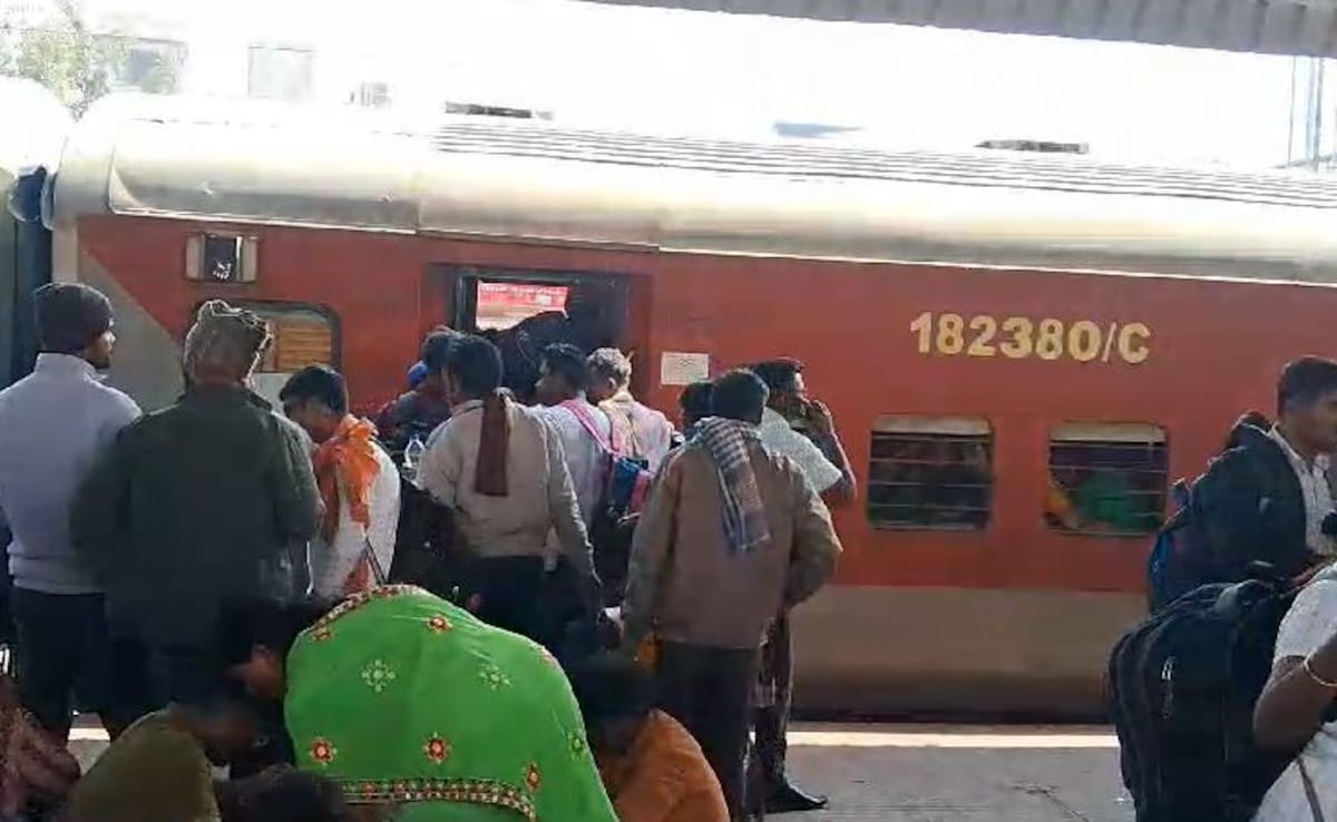 बिहार : महिला को चलती ट्रेन से उतरना पड़ा भारी, आरपीएफ जवान की सूझबूझ ...