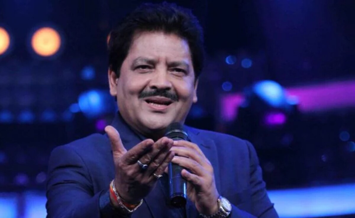 udit-narayan-faces-backlash-for-kissing-female-fans-on-lips-video-viral