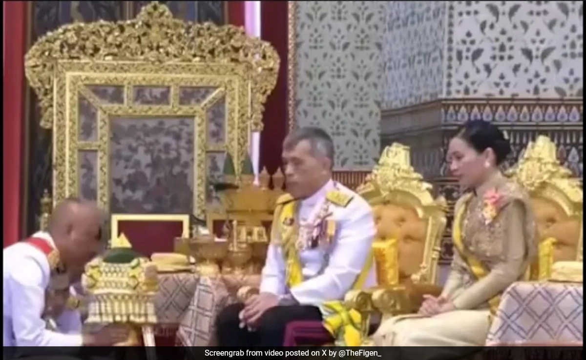 Watch: Thailand Army Commanders Crawl, Bow Before King