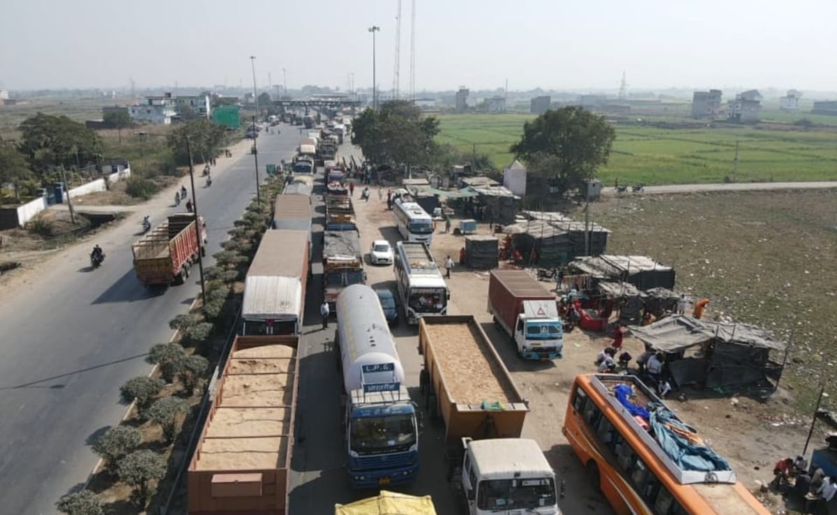 Video: 35-km Traffic Jam On Maha Kumbh Route, Devotees Spend Night On ...