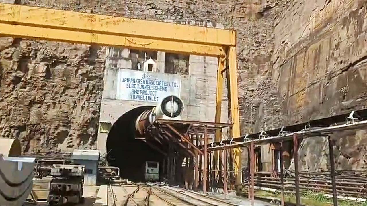 Telangana Tunnel Collapse: 8 Workers Trapped, PM Dials Chief Minister
