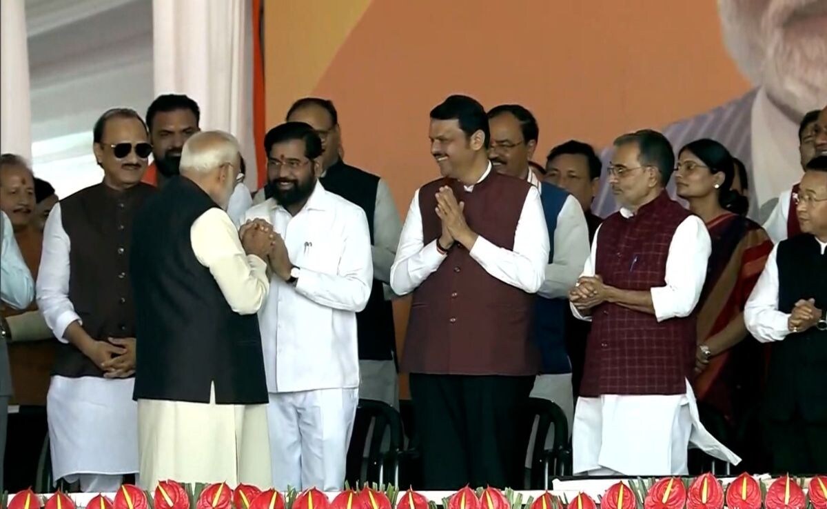 Delhi CM Oath Ceremony PM narendra Modi shake hands with only two ...