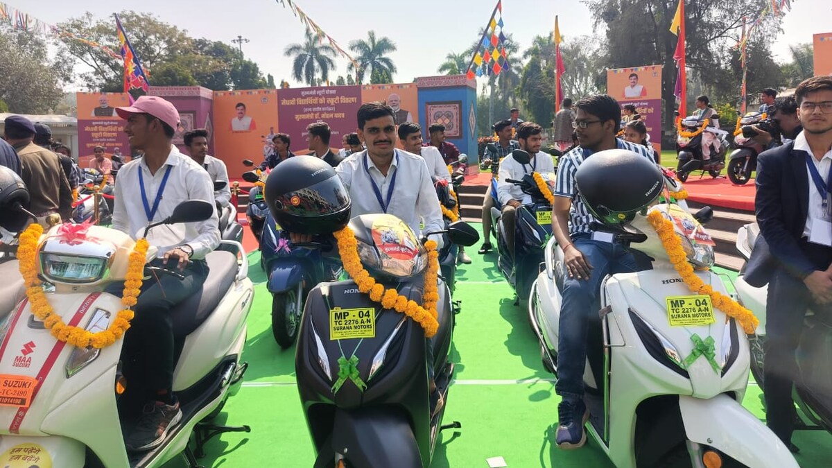 Scooty Gift in MP: CM मोहन ने टॉपर्स को दी स्कूटी की चाबी... अब 7 हजार ...