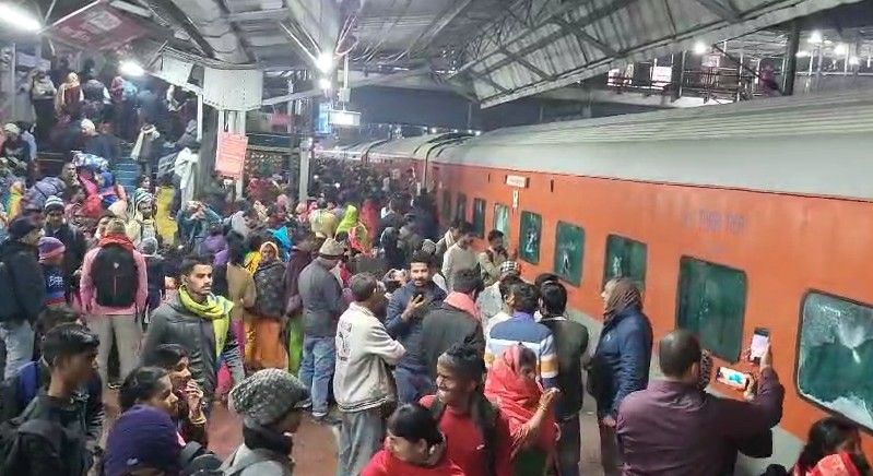 Unable To Board Train For Prayagraj Maha Kumbh, Passengers Break Glass ...