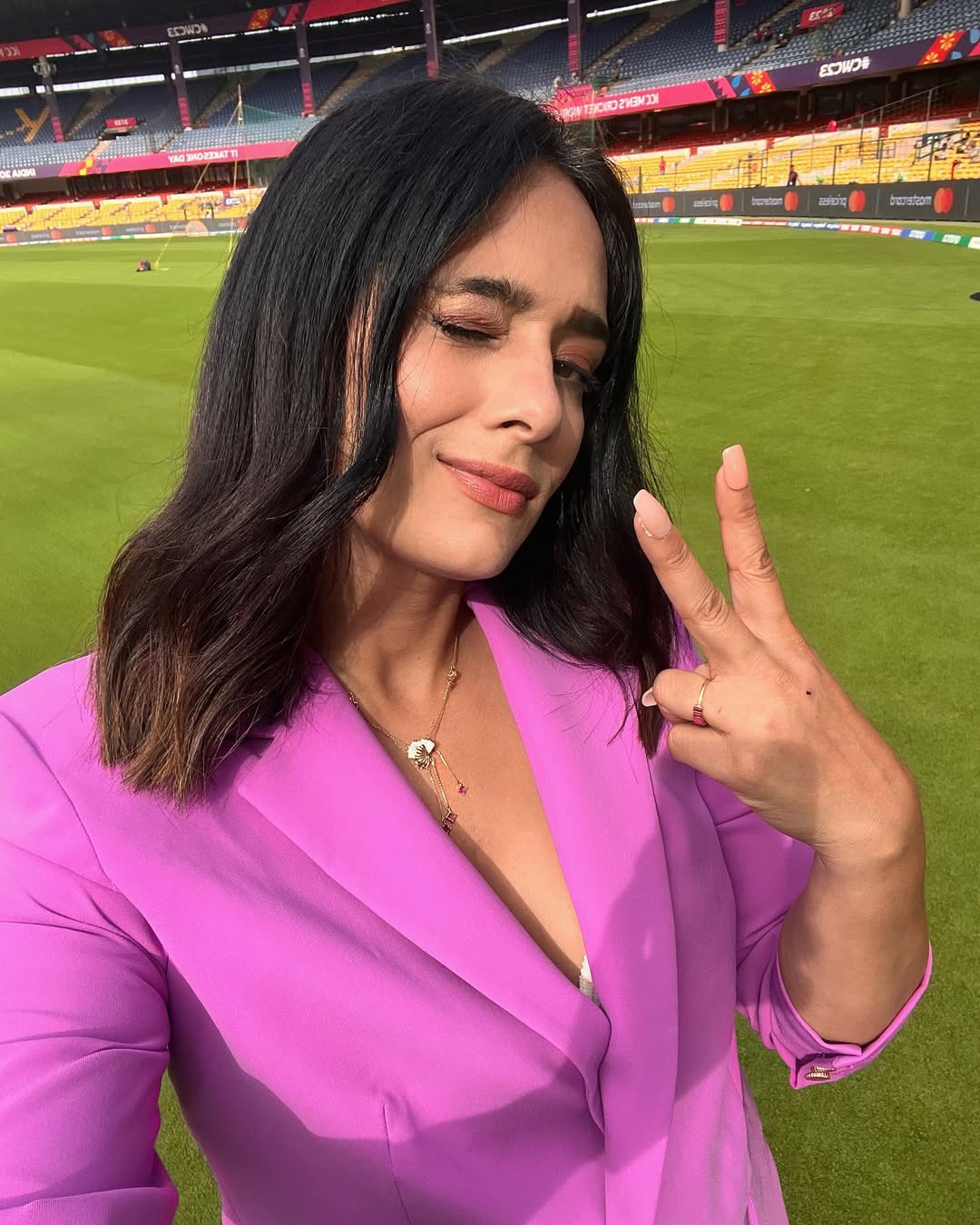 बेहद खूबसूरत है ये क्रिकेट एंकर, ससुर हैं BCCI अध्यक्ष