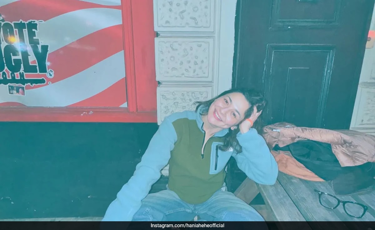 Hania Amir Is The Pookie Of Street Style In A Sweatshirt, Jeans And ...