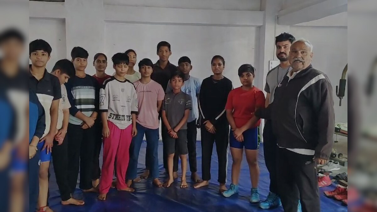 Rajasthan: 25 साल से भरतपुर की बेटियों को दे रहे कुश्ती की फ्री ट्रेनिंग, अब तक 230 को मिल चुकी ...