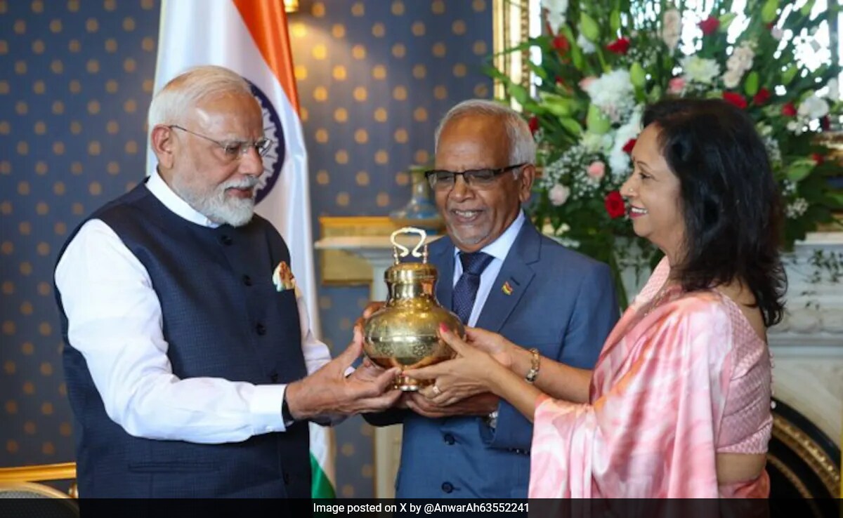 PM Modi Gifts 'Maha Kumbh Jal' To Mauritius President Dharam Gokhool