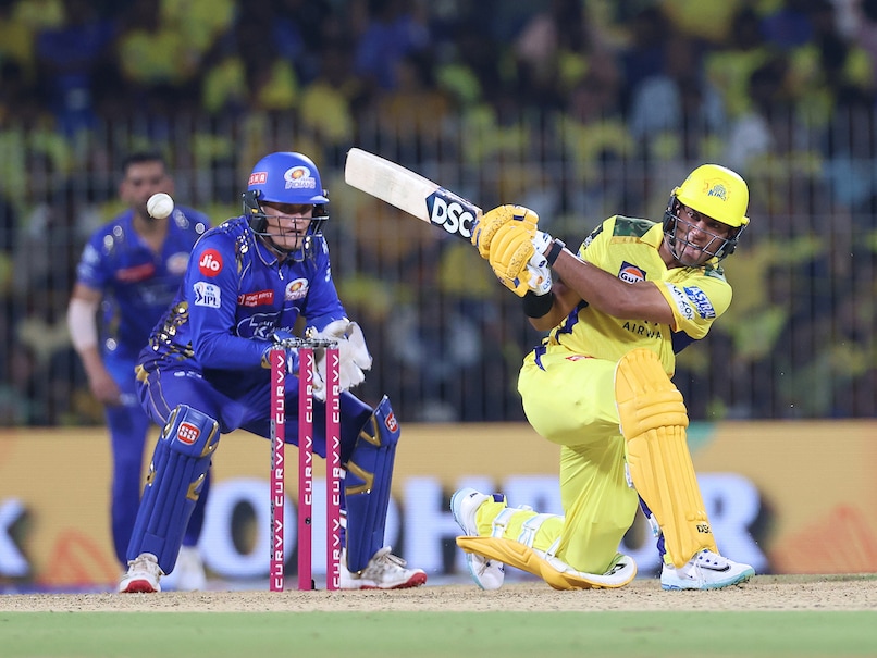 Chennai Super Kings vs Mumbai Indians LIVE Score, IPL 2025: Crowd Erupts As MS Dhoni Walks In ...