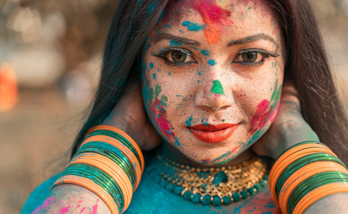 क्या चेहरे पर मेकअप लगाकर होली खेलना स्किन के लिए सेफ है? यहां पढ़ लें ...