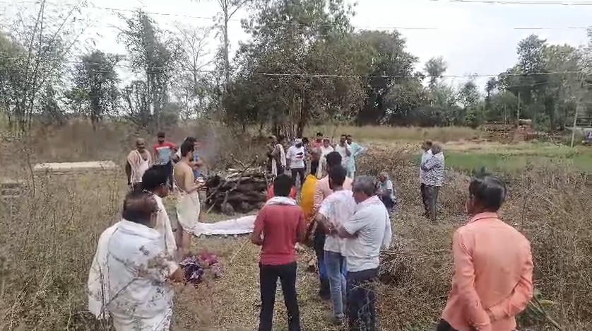 Mauganj Murder: हत्या या हादसा? सनी द्विवेदी के अंतिम संस्कार में गांव में पसरा मातम, DGP कैलाश ...