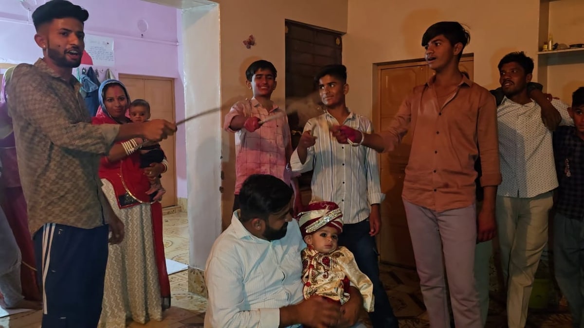 बाड़मेर में होली पर बच्चों को ढूंढने की अनोखी परंपरा, मिलने पर पिता से ...