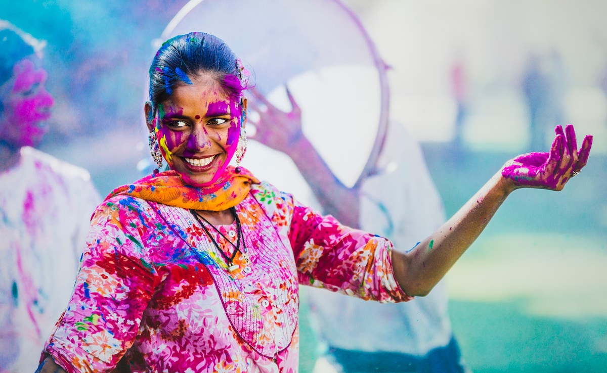 Holi 2205 : कहां गाई जाती है 'फाग' और इन रसीले गीतों में होता है किनका ...