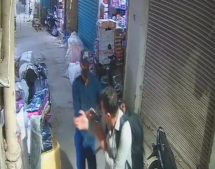 Delhi Robbery: Video: Gunman Fires In Air, Snatches Bag With Rs 80 Lakh ...