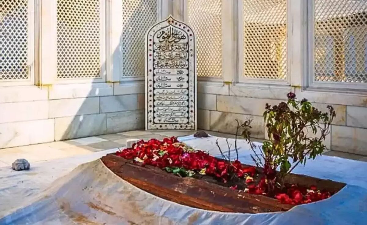 Maharashtra aurangzeb tomb Controversy Special Article Difference And ...