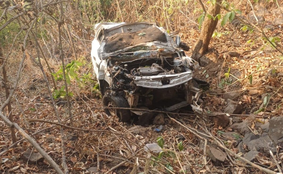 Akluj nayab tahsildar ravikiran kadam car accident in ratnagiri ...