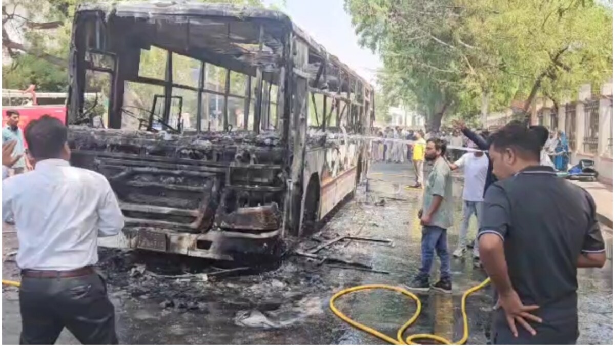 Kota Bus Fire: सड़क पर दौड़ती सिटी बस में अचानक लग गई भीषण आग, अंदर ...