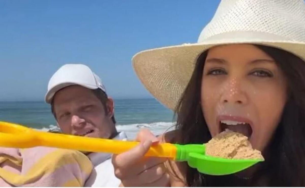 मज़ाक-मज़ाक में पति के सामने रेत खाने लगी पत्नी, आगे जो हुआ, वो आप सोच ...