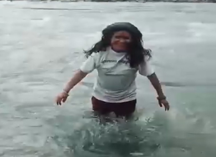 Woman Drowns In Ganga While Making Reel - "Mummy," Screams Girl As ...