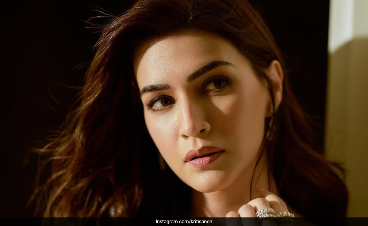 Kriti Sanon Aces Her Face Card In A Nude Glam Avatar And Mauve Lips