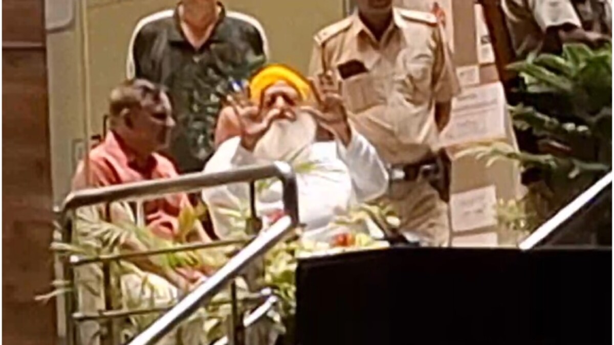 Asaram Bail: दोनों हाथों से भक्तों को आशीर्वाद देता नजर आया आसाराम ...
