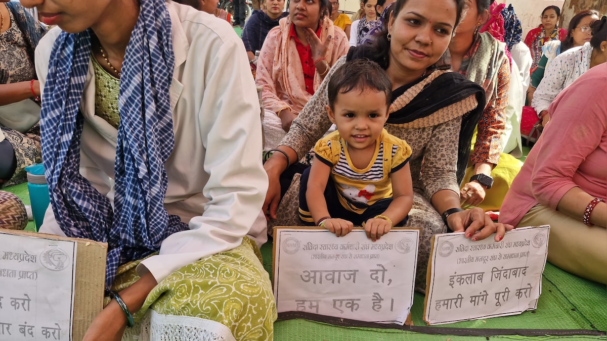संविदा कर्मचारियों की भूख हड़ताल स्वास्थ्य सेवाएं ठप, सरकार से कर रहे ...