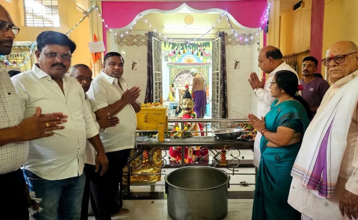 former MP Ramdas Tadas denied entry in ram temple pujari dismissed