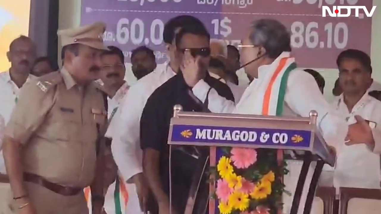 Siddaramaiah's Slap Gesture At Cop After He Loses Cool On Stage