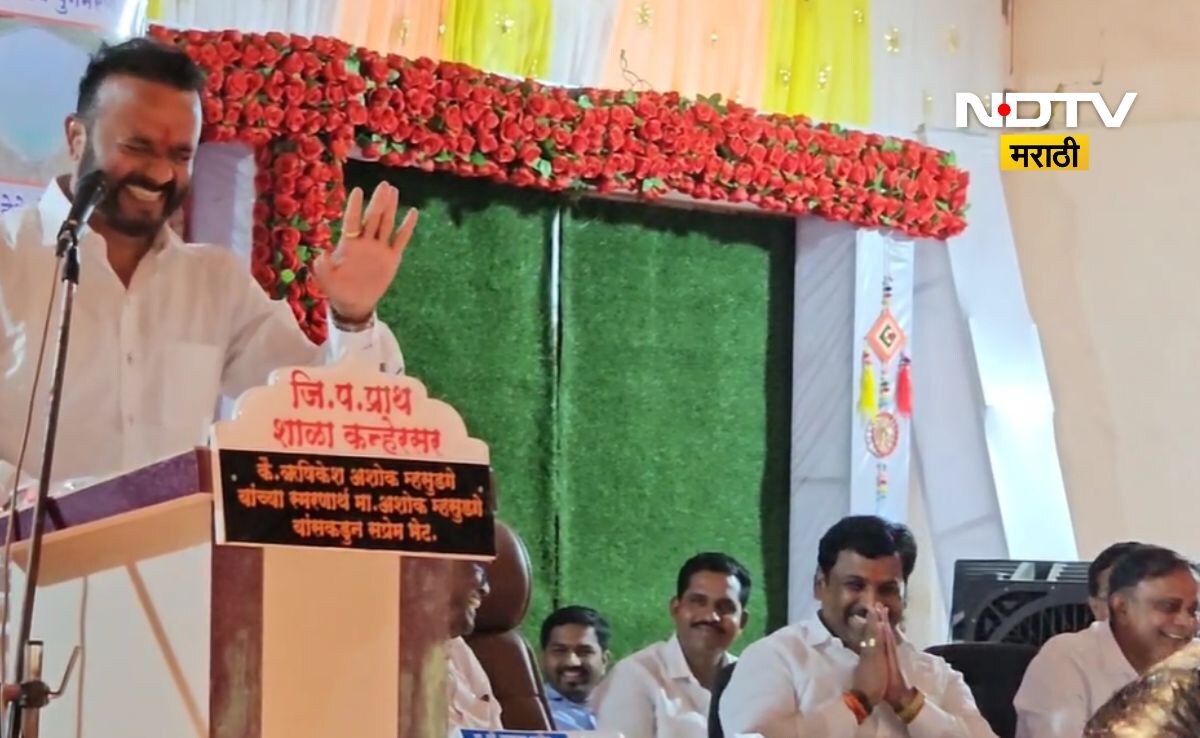 Shiv Sena Thackeray faction MLA Babaji Kale offers Minister Jayakumar ...