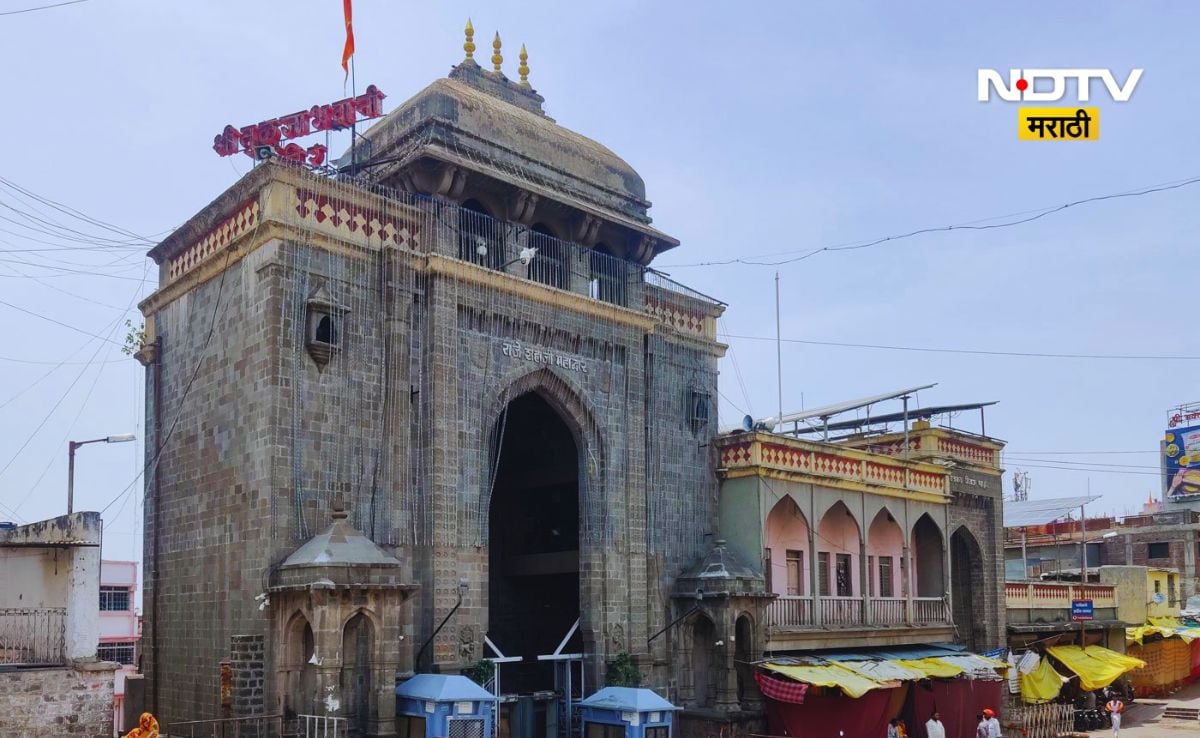 Dharashiv News Tulja Bhavani Pujari Drunk liquor And Creating ruckus in ...