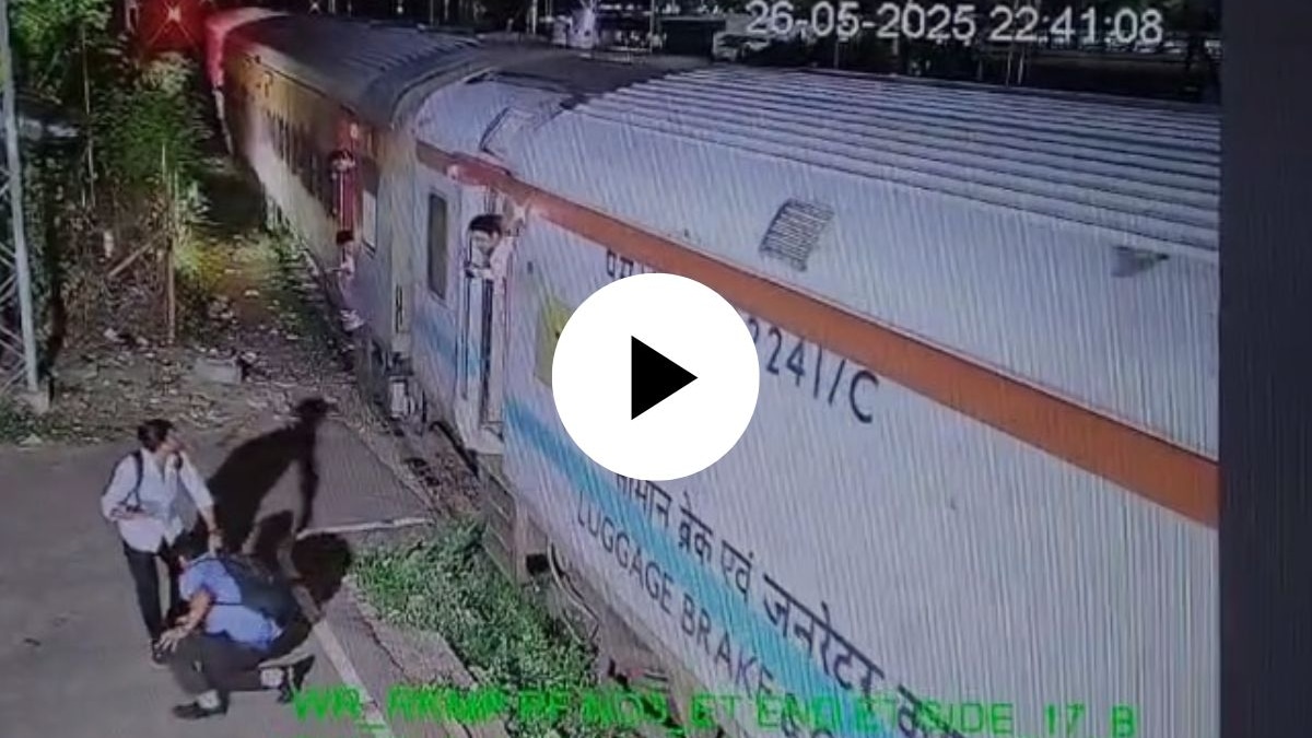 Railway News: भोपाल रेलवे स्टेशन पर चलती ट्रेन पकड़ने दौड़ा शख्स और गिर ...