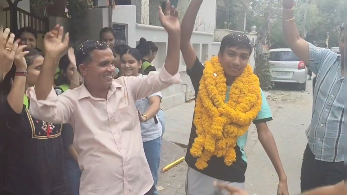 Kota: फल बेचने वाले के बेटे को 12वीं में आया 100 में से 100 अंक, ओम ...