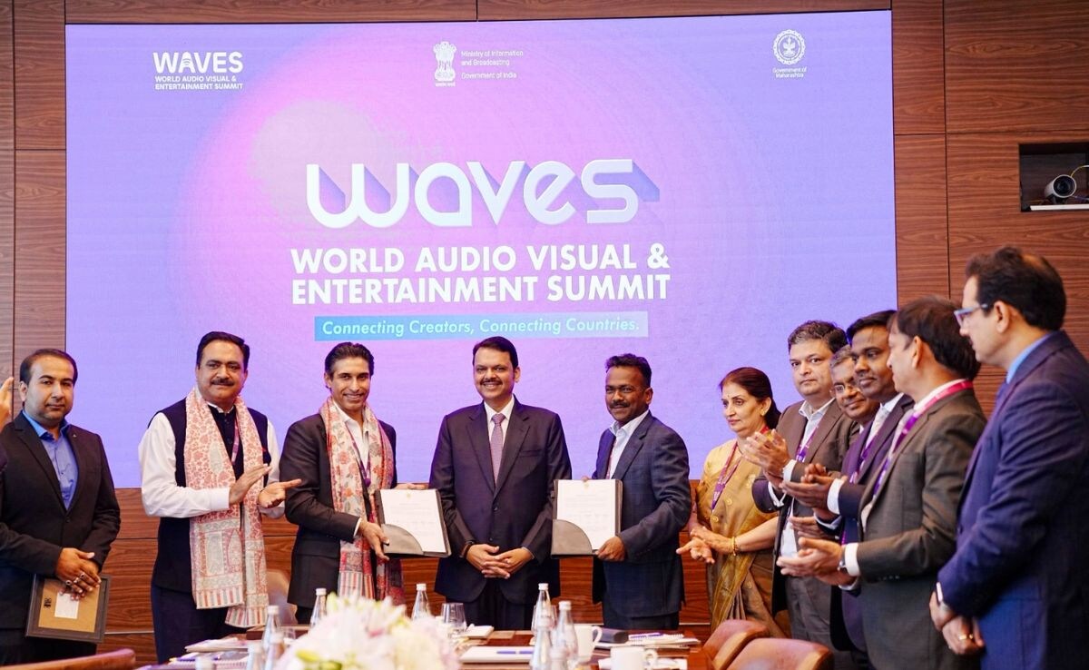 maharashtra-cm-devendra-fadnavis-signs-8000-crore-deals-for-foreign ...