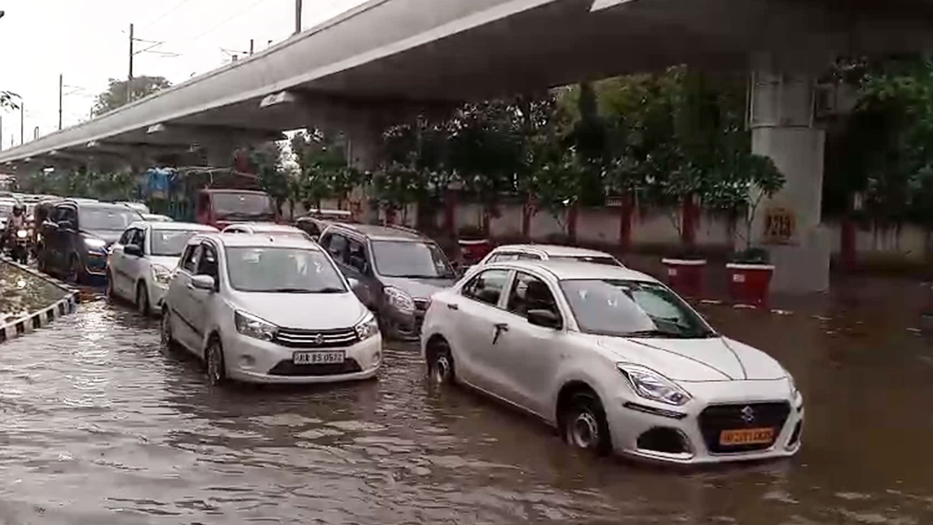 Gusty Winds And Thunderstorms Hit Delhi-NCR, Trigger Waterlogging in Several Areas