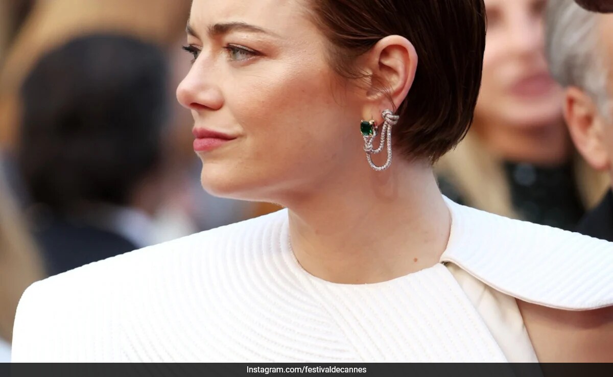 Emma Stone Goes For Pristine Whites In A Louis Vuitton Sculpted Gown At ...