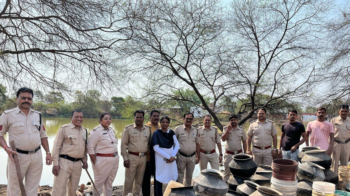 Excise Department Action : 200 लीटर महुआ और 4000 किलो लाहन जब्त, 15 ...