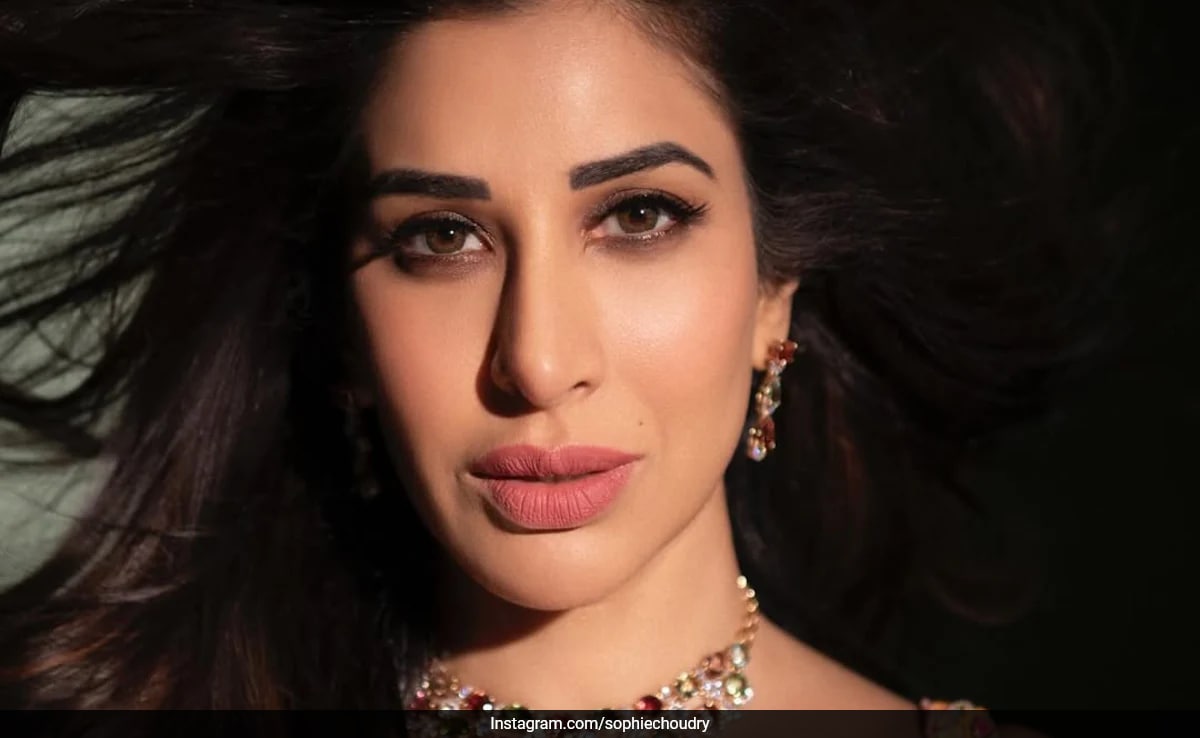 Sophie Choudry Channels Cover Girl Vibes With Radiant Skin And Rose Lips