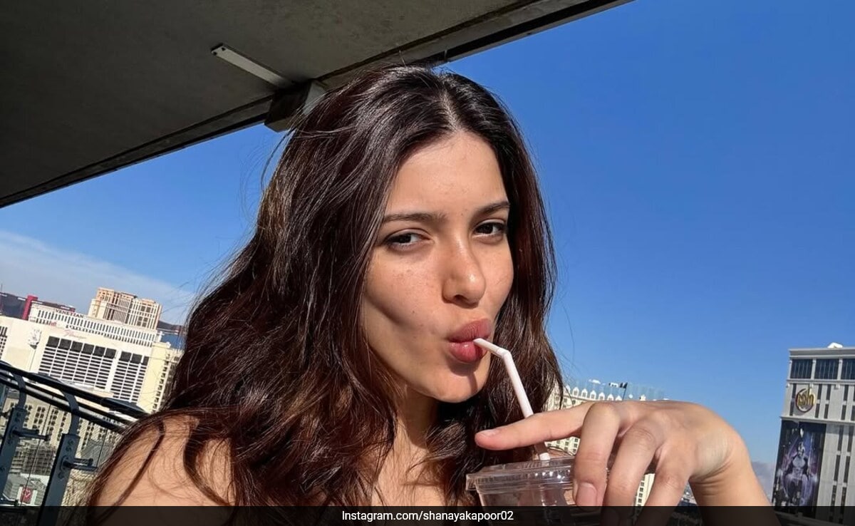 "But First Coffee" Says Shanaya Kapoor, In A Sun-Kissed No Makeup Selfie