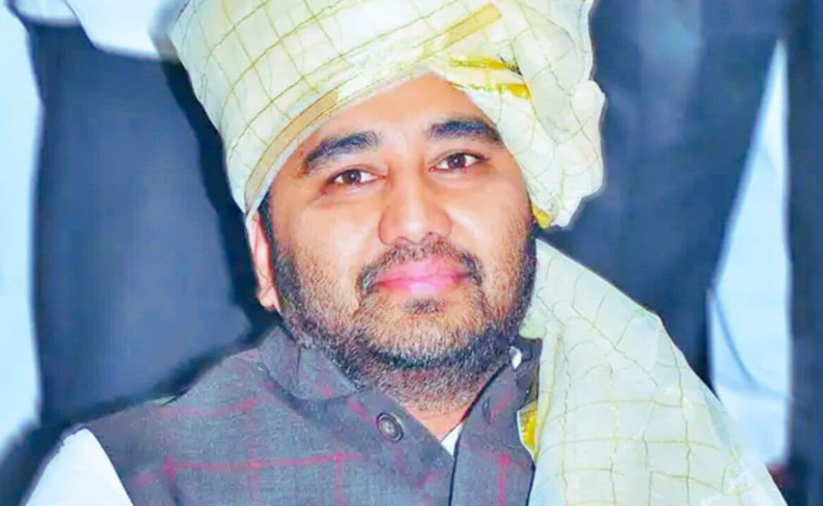 BJP leader Haji Arafat Sheikh's car met with an accident in Khopoli