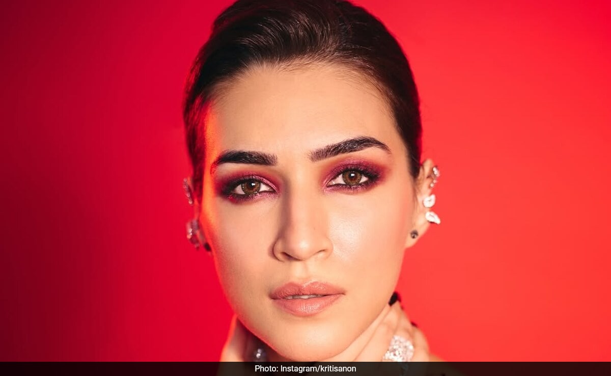 Kriti Sanon Gets Her Makeup On Point With Deep Pink Eyes And Glossy Lips