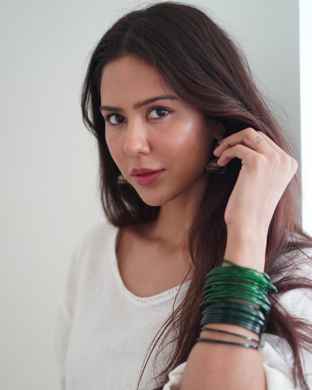 Sonam Bajwa’s Effortless Beauty Looks