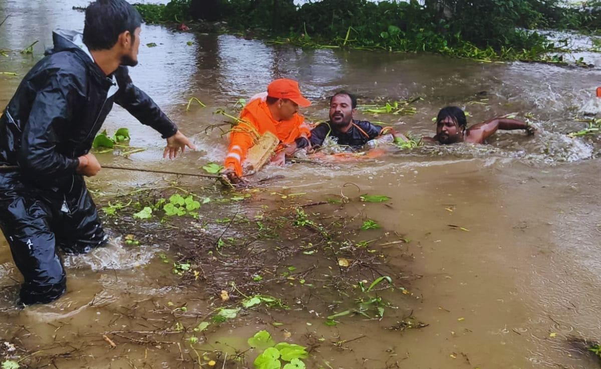 Pune Palkhi 2025 heavy rain man went in Indrayani river was rescued safely