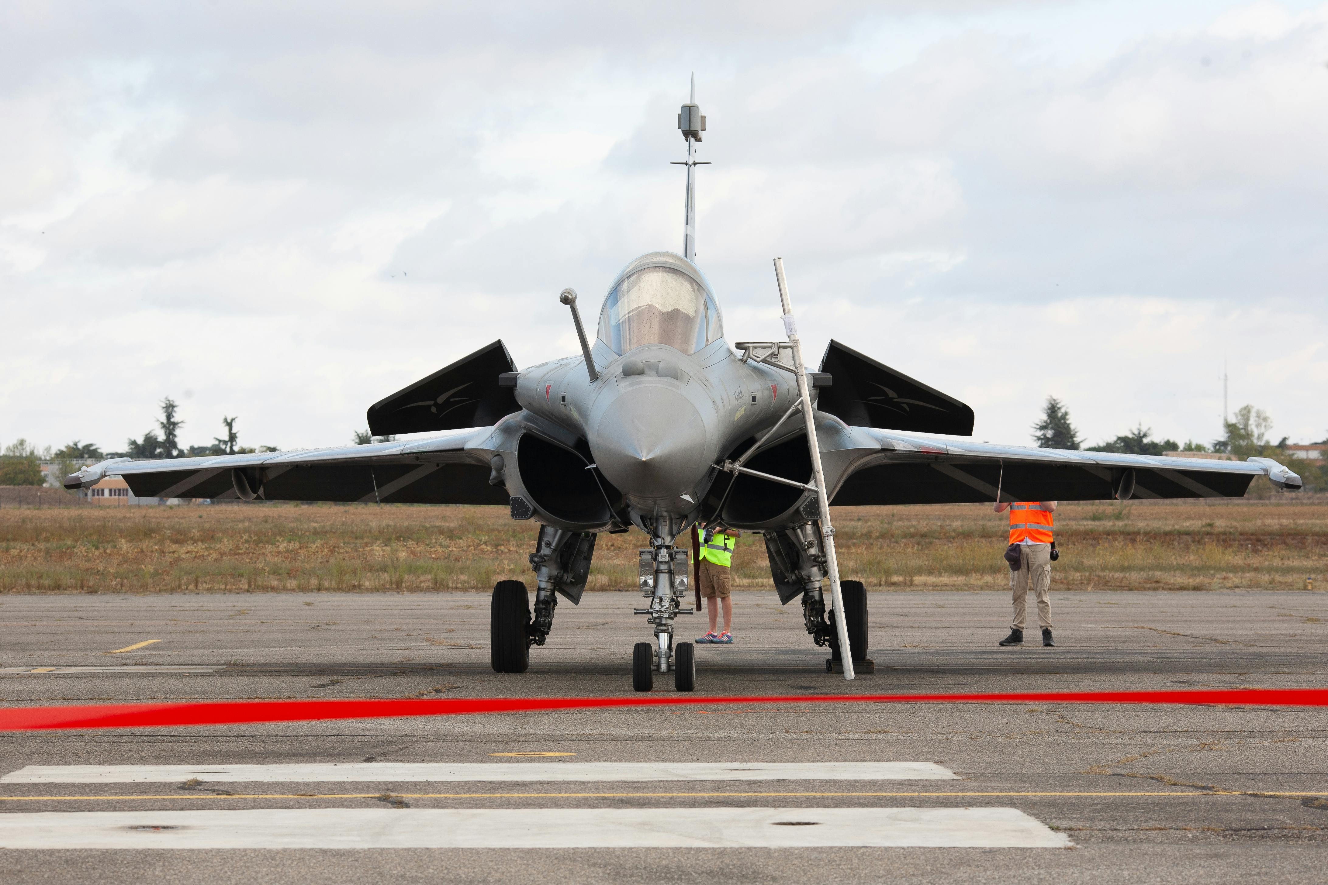 114 rafale fighter jets deal , india france biggest weapons deal set to ...