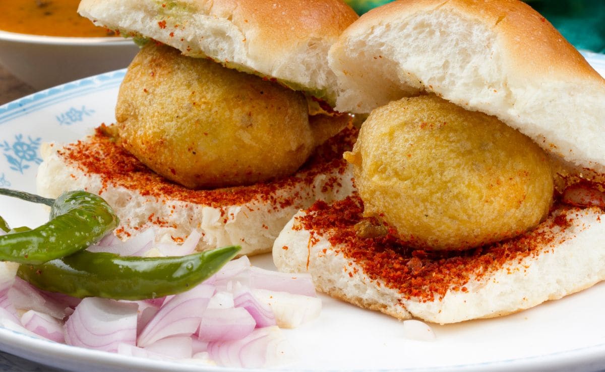 best vada pav you must try in thane Gajanan wadapav, rajmata wada pav ...