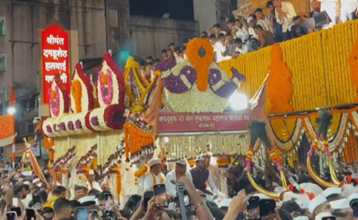 Pune Palkhi 2025 Dnyaneshwar Mauli Palakhi Rich At Dagadusheth Ganpati ...